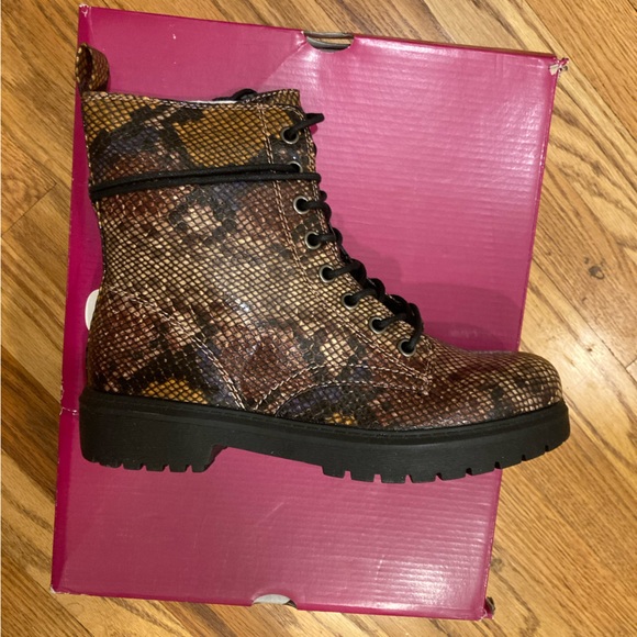 SO | Shoes | Nib So Bowfin Snake Print Combat Boots 85 | Poshmark